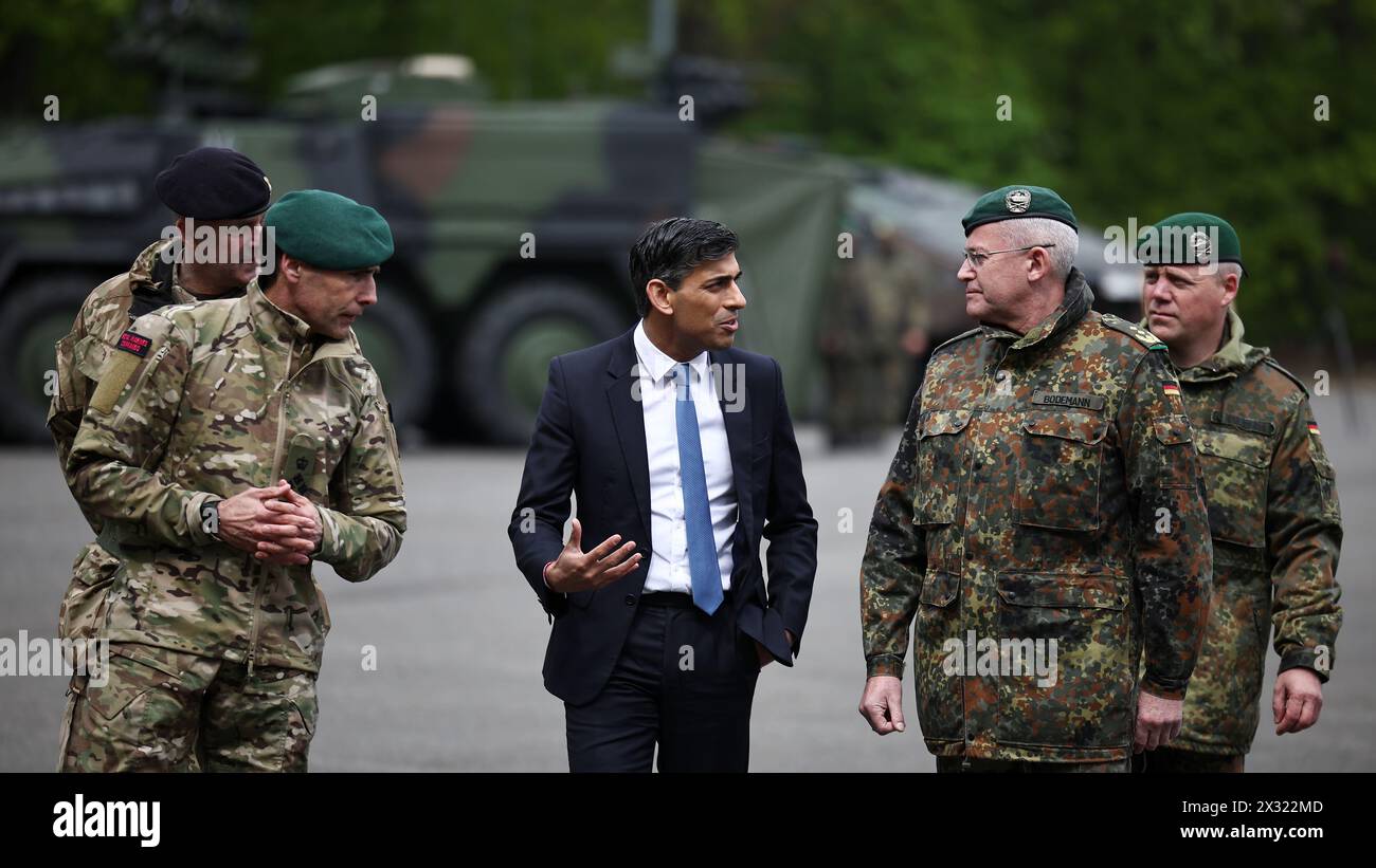 Prime Minister Rishi Sunak walks with German Lieutenant General Andre ...