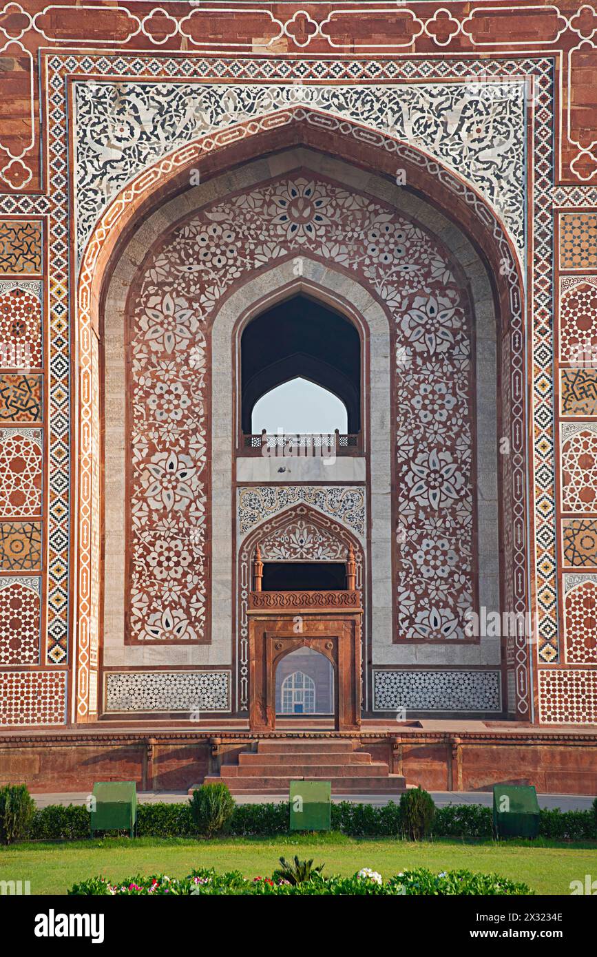 Partial view of an entrance gate (South gate) of the Akbar's Tomb ...