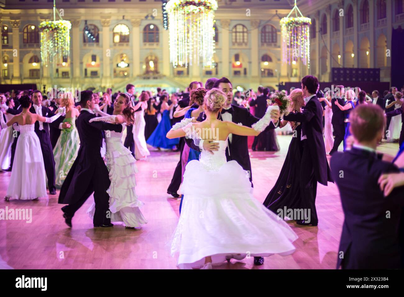 Couples dance under purple lights hi-res stock photography and images ...