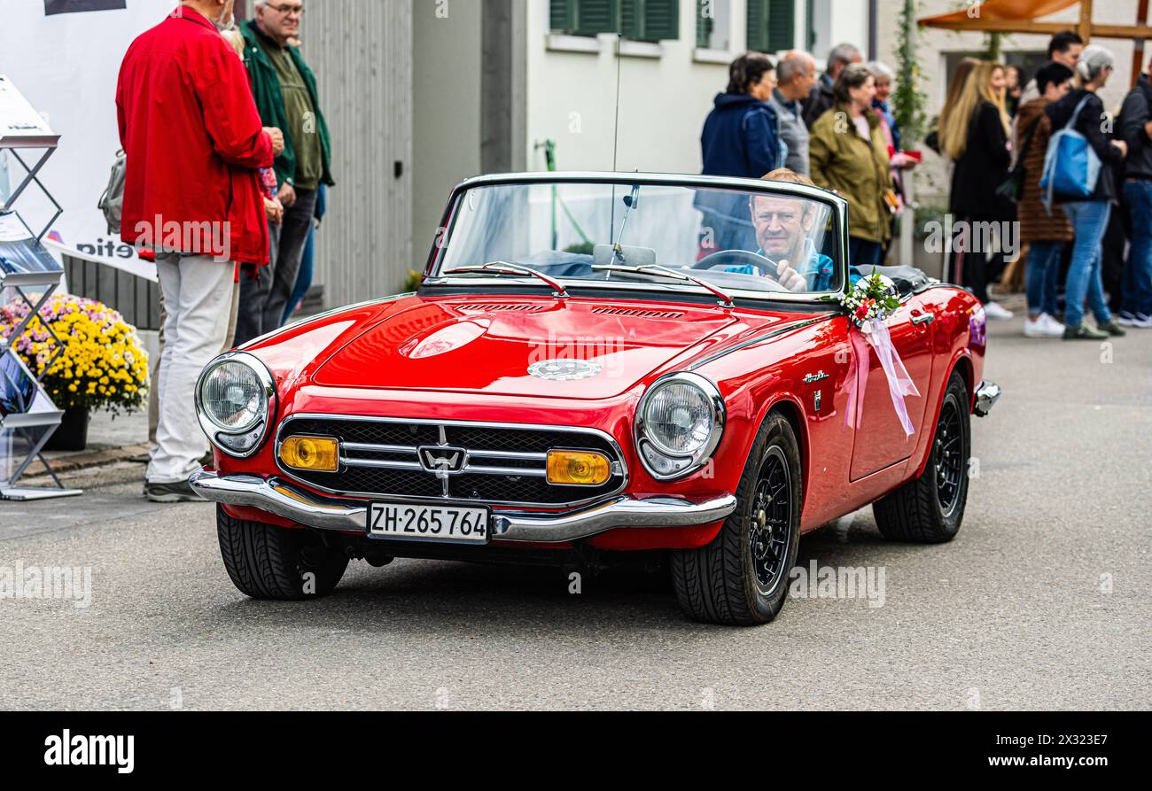 Ein Honda S800 mit Baujahr 1961 fährt während dem Oldtimercorso an der ...