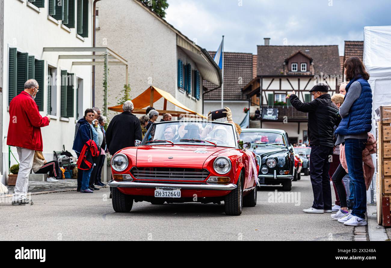 Ein Fiat 124 Sport Spider mit Baujahr 1967 fährt während dem ...