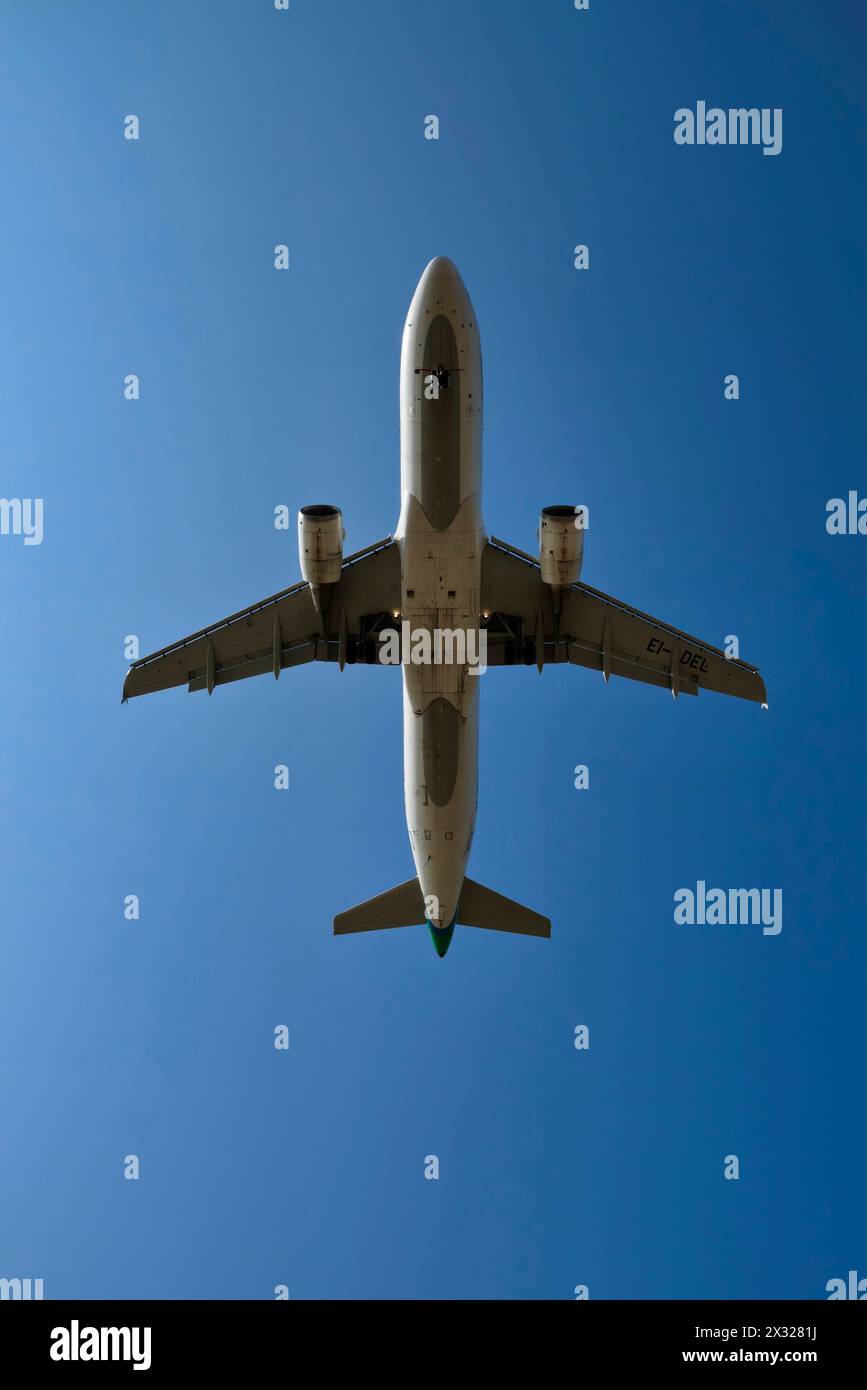 Blue airplain hi-res stock photography and images - Alamy