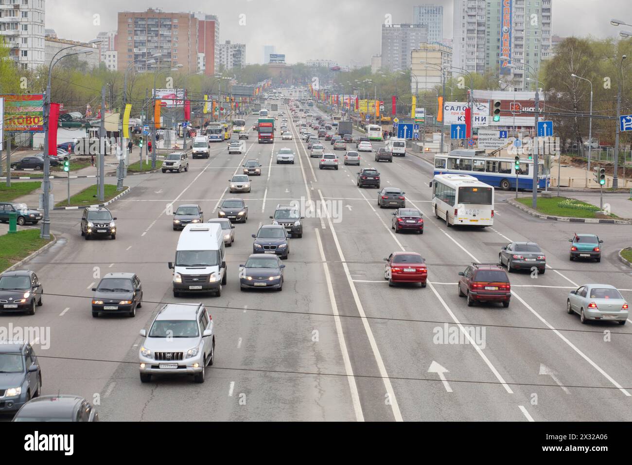 Cityscape traffic on shelkovskoe highway hi-res stock photography and ...