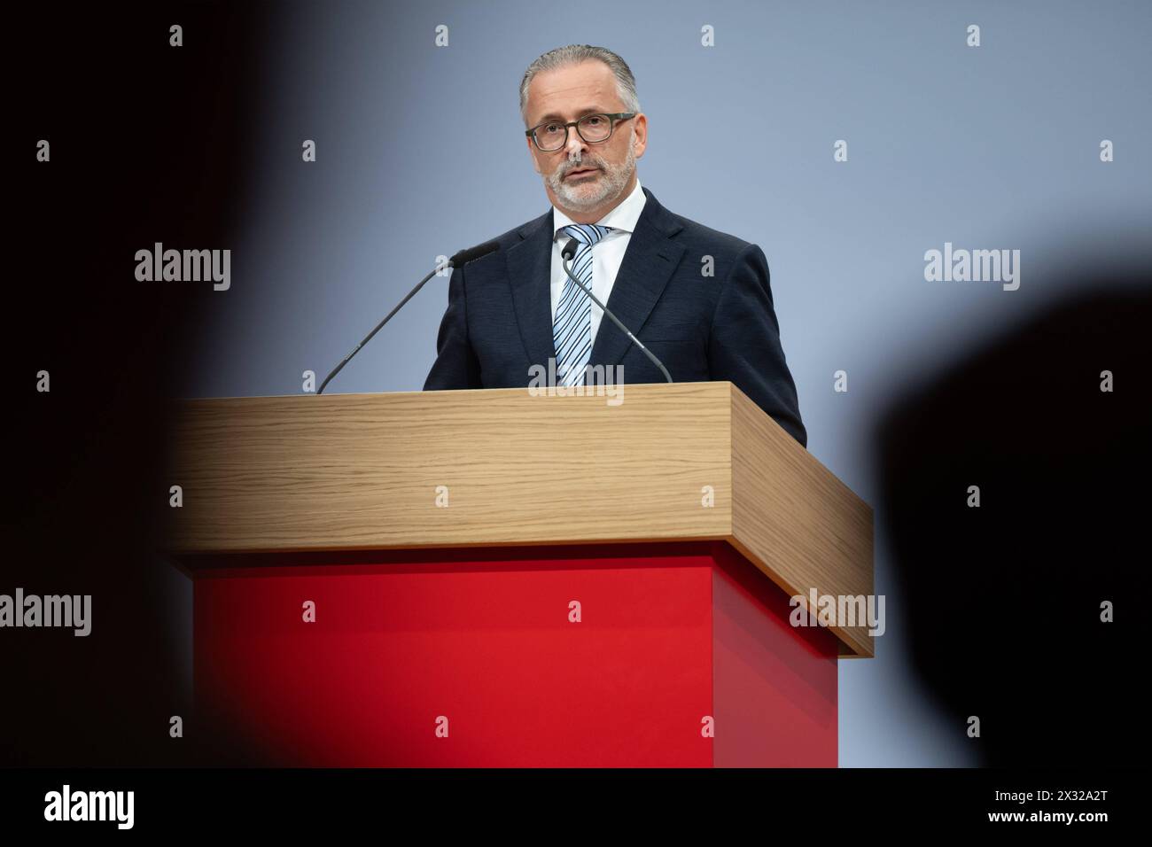 Carsten KNOBEL, Vorstandsvorsitzender, CEO, bei seiner Rede ...