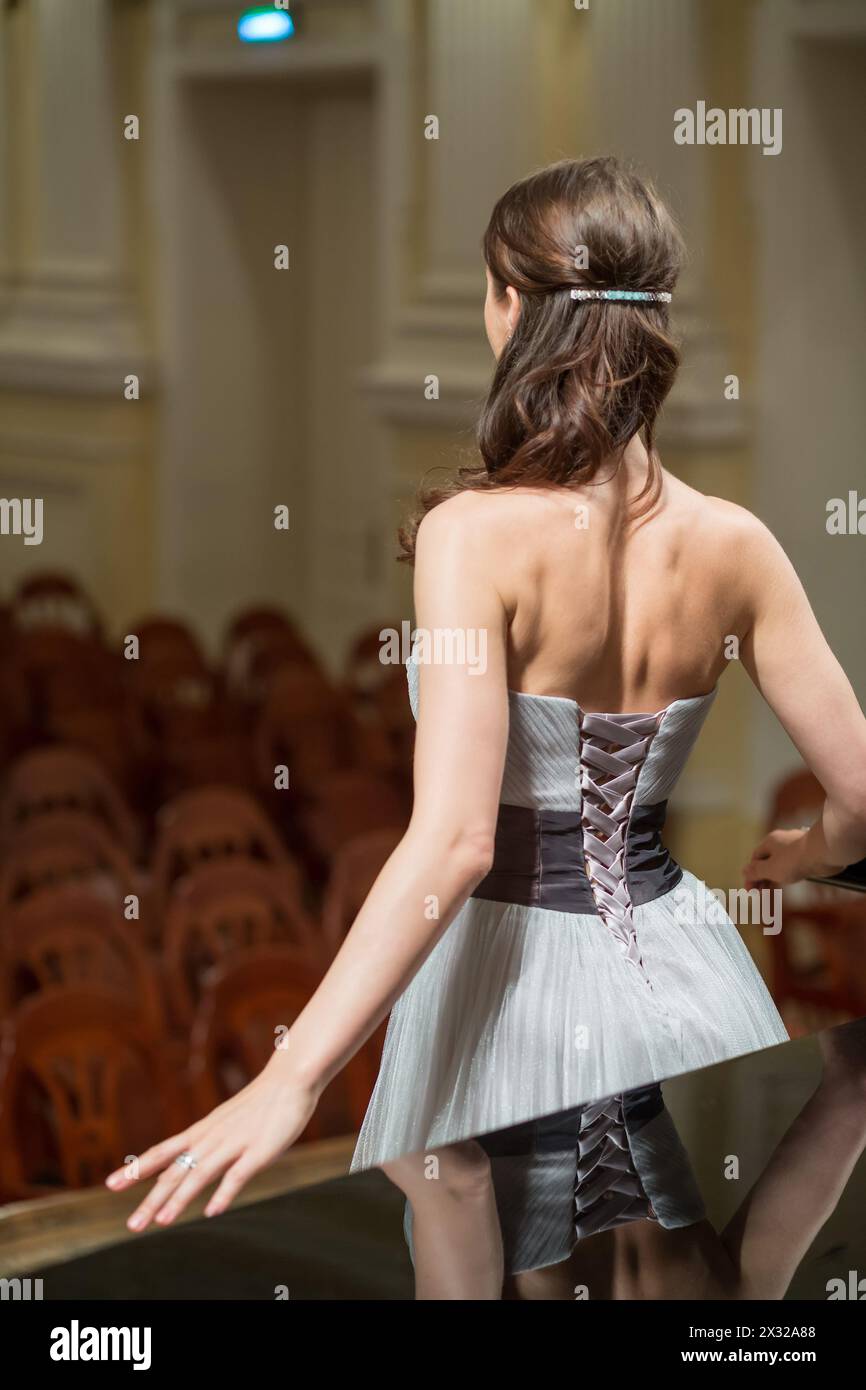 Beautiful opera singer is back in the concert hall, focus on the girls ...