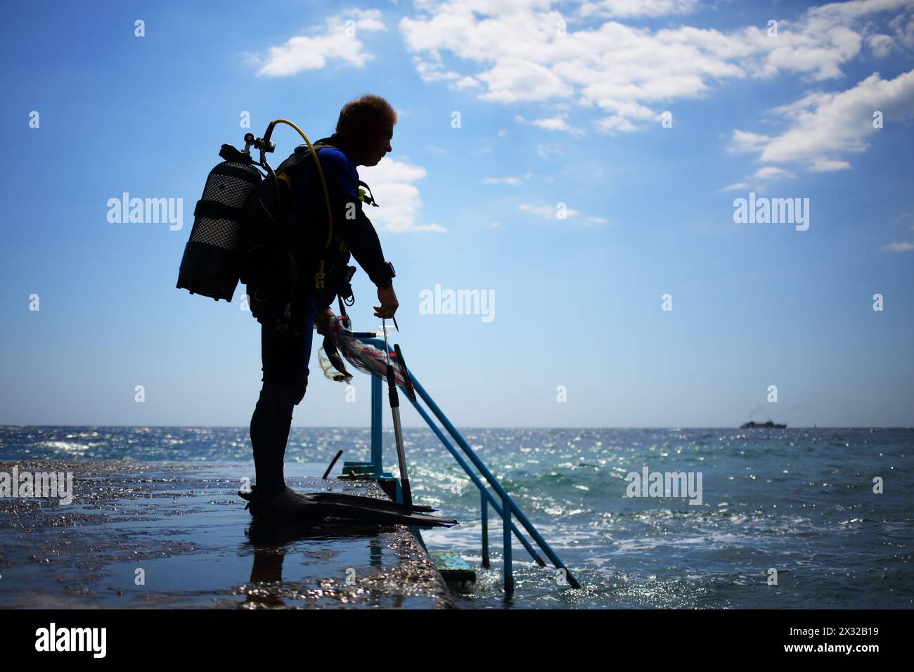 A diver prepares to dive into the water Stock Photo - Alamy