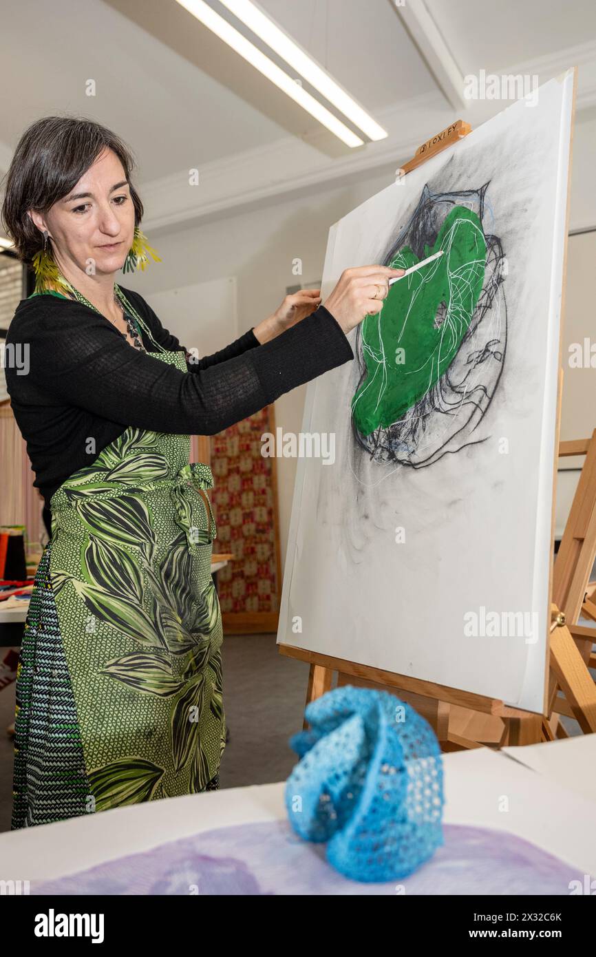 London, UK. 24 April 2024. Natalie Ryde, Fine Artist, makes a charcoal ...