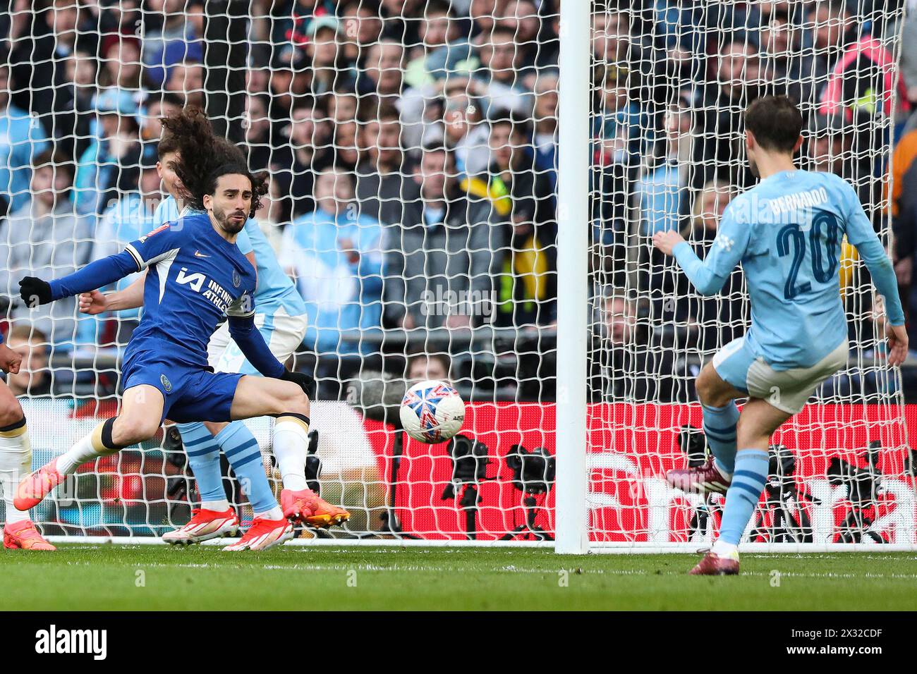 Bernardo Silva of Manchester City scores the winning goal, making it 1-0 - Manchester City v ...