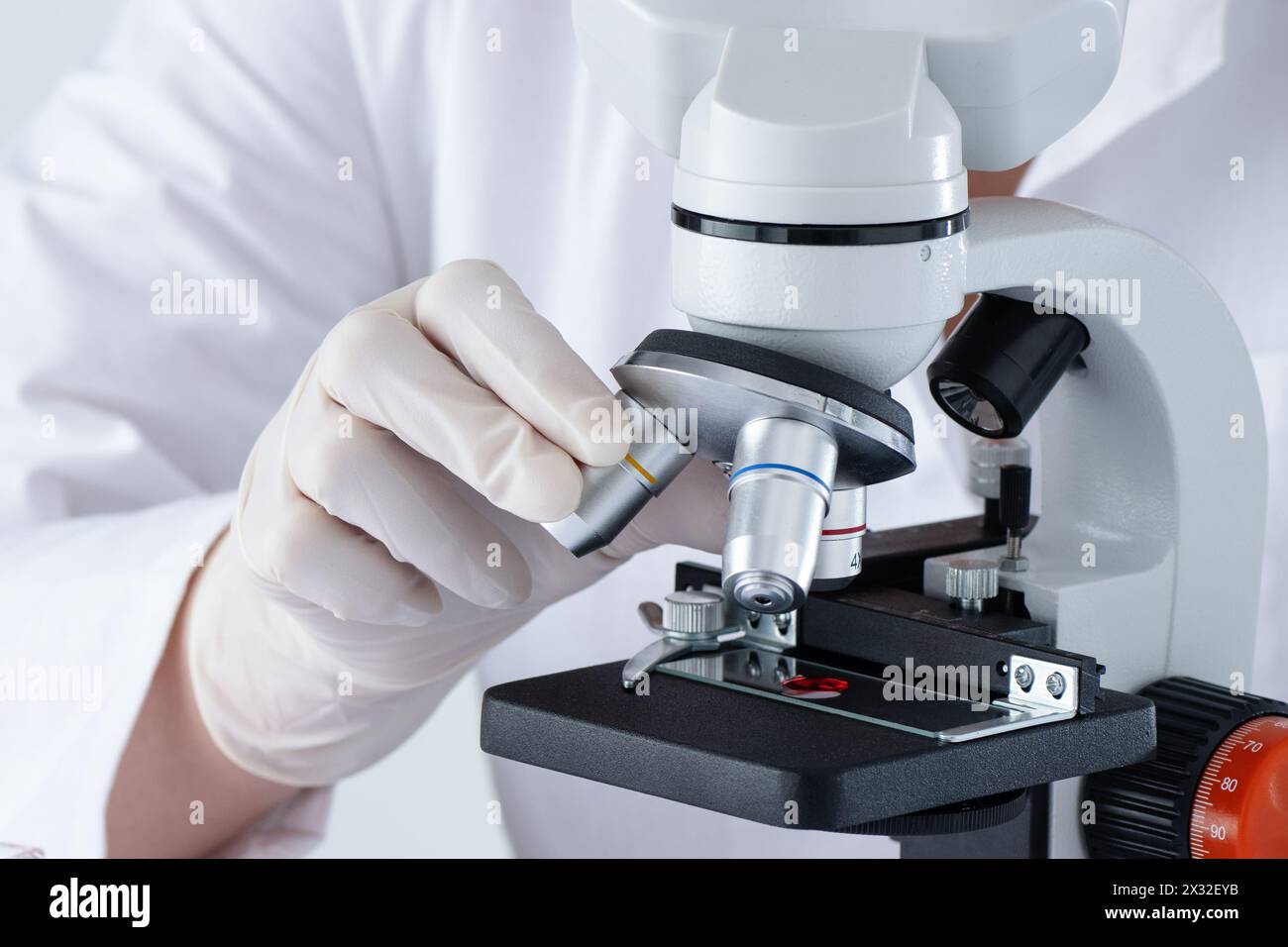 Doctor using a microscope hi-res stock photography and images - Alamy