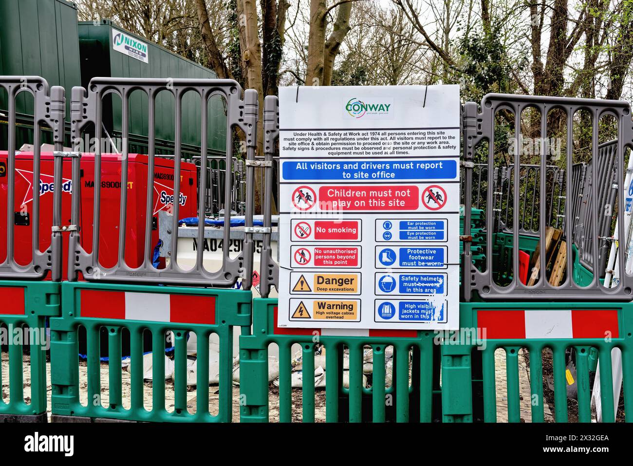 Site safety signage hi-res stock photography and images - Alamy