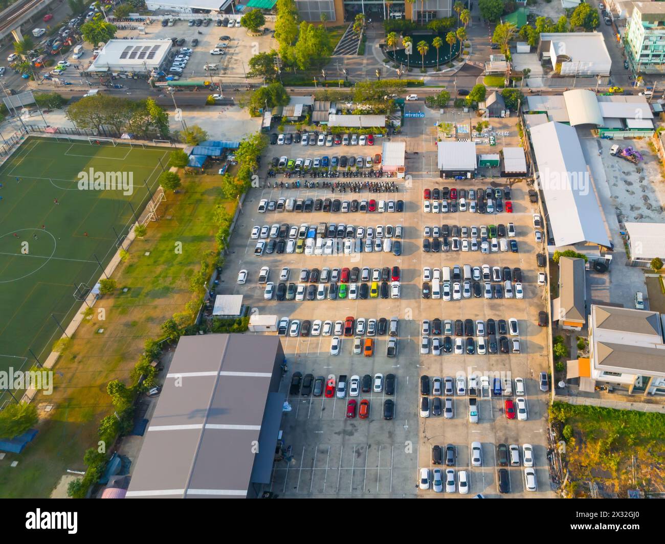 Overhead aerial view of crowded public parking Stock Photo - Alamy