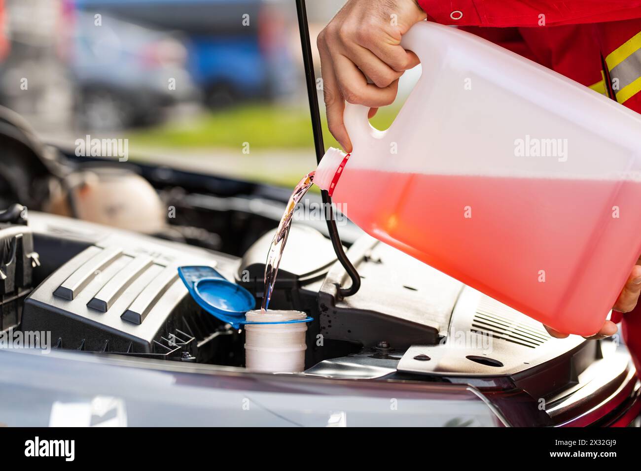 Cleaning window glass to tank hi-res stock photography and images - Alamy