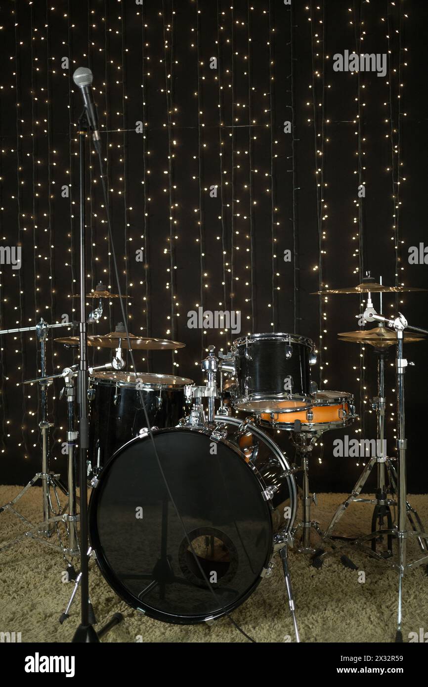 Drum set microphones cymbals hi-res stock photography and images - Alamy