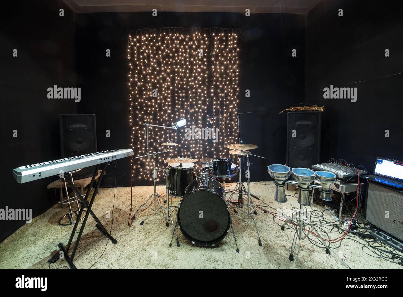 Musical instruments in room hi-res stock photography and images - Alamy