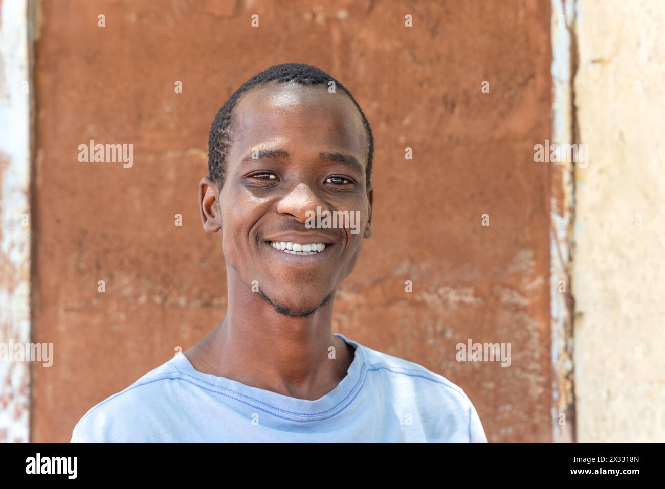 Black family smiling outside house hi-res stock photography and images ...