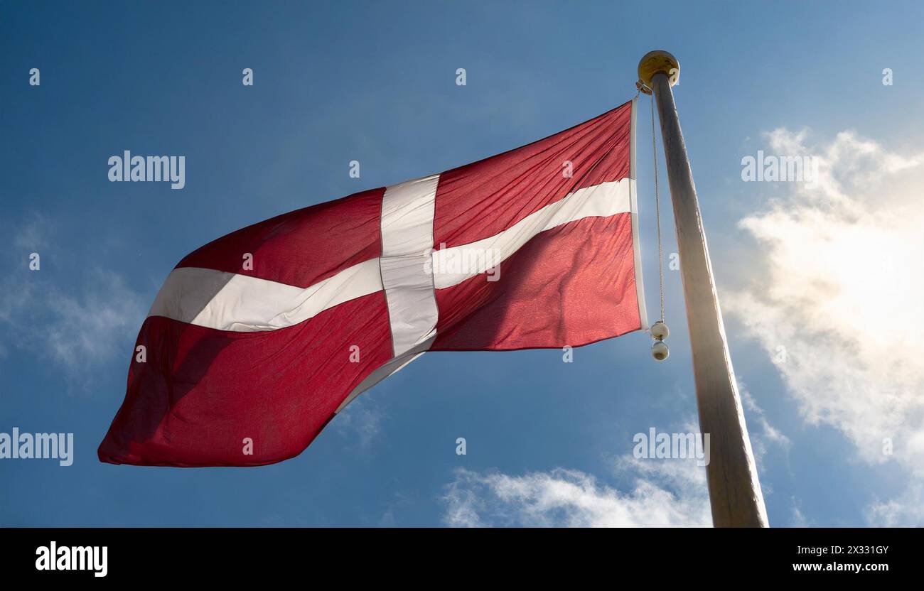 Fahne, die Nationalfahne von Dänemark flattert im Wind Stock Photo - Alamy