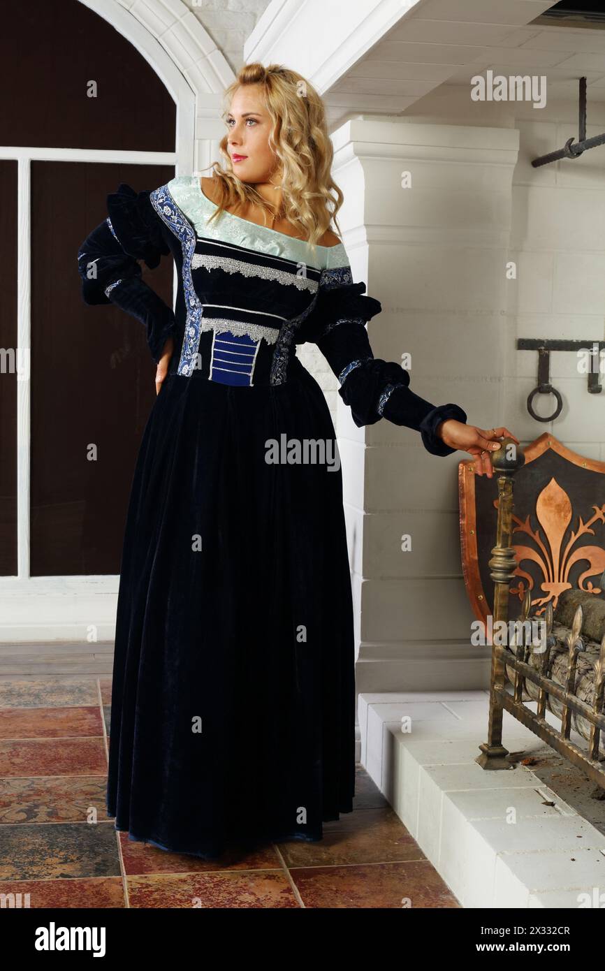 Medieval costume looks hi-res stock photography and images - Alamy