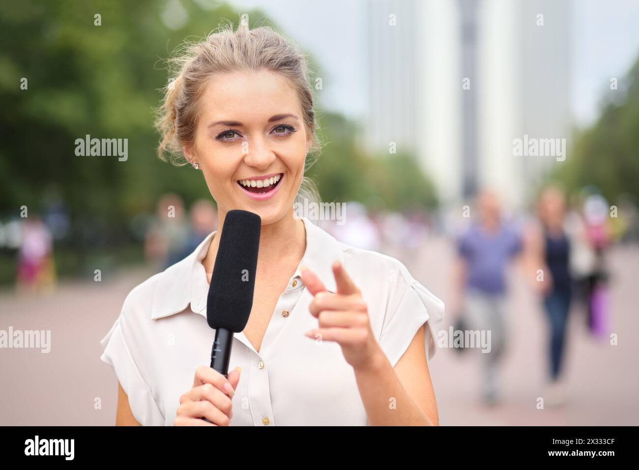 Female reporter in street interview hi-res stock photography and images ...