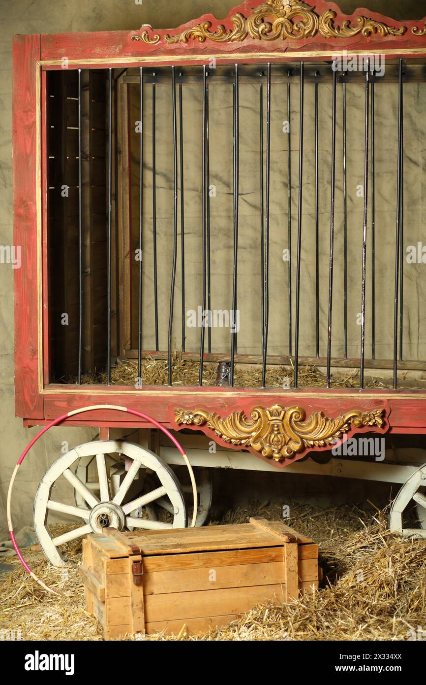 Empty cage animals hi-res stock photography and images - Alamy