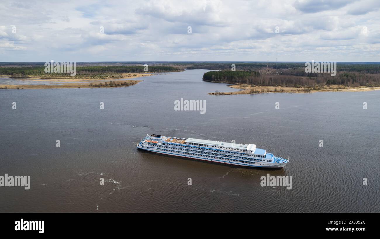 Beautiful ship large sails hi-res stock photography and images - Alamy