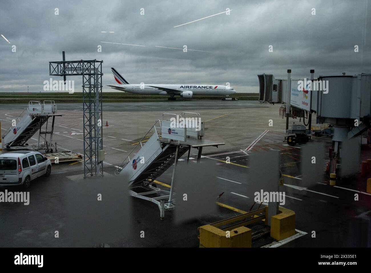 Airfrance plane at the boarding gate of Terminal 1, Paris Charles de ...