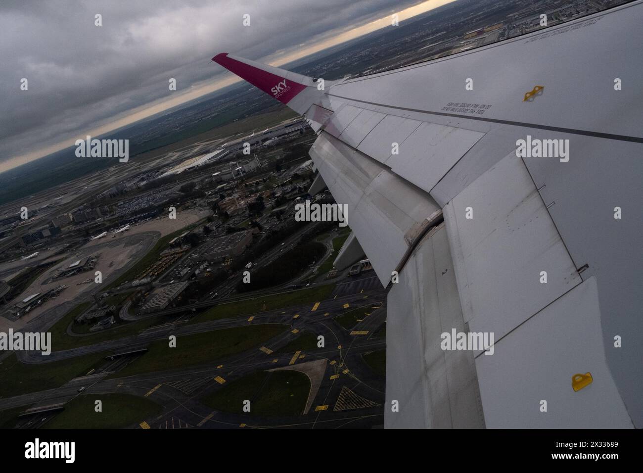 Charles de gaulle airport terminal 1 hi-res stock photography and ...
