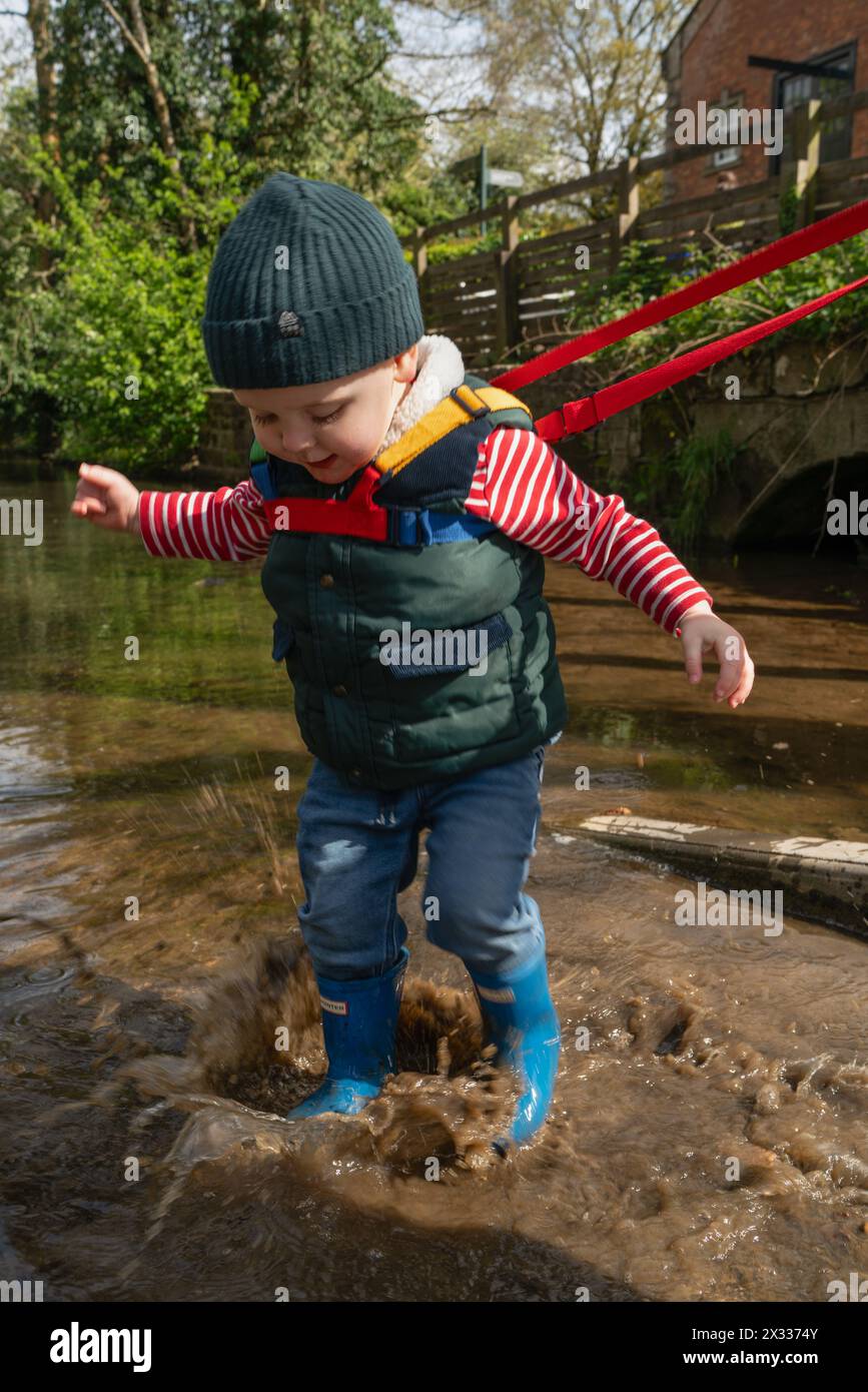 Boy water splash hi-res stock photography and images - Alamy
