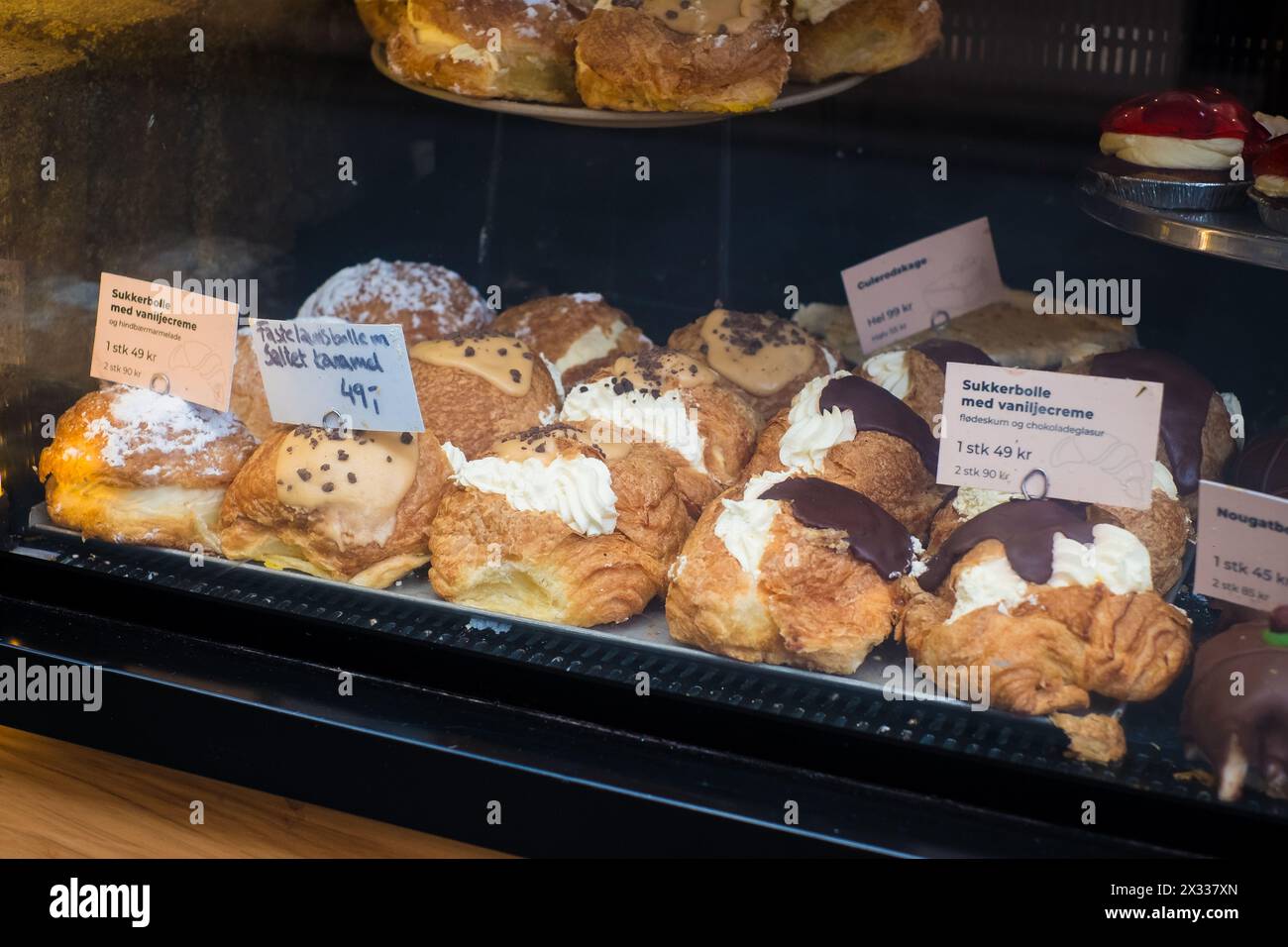 Bakery window display hi-res stock photography and images - Alamy