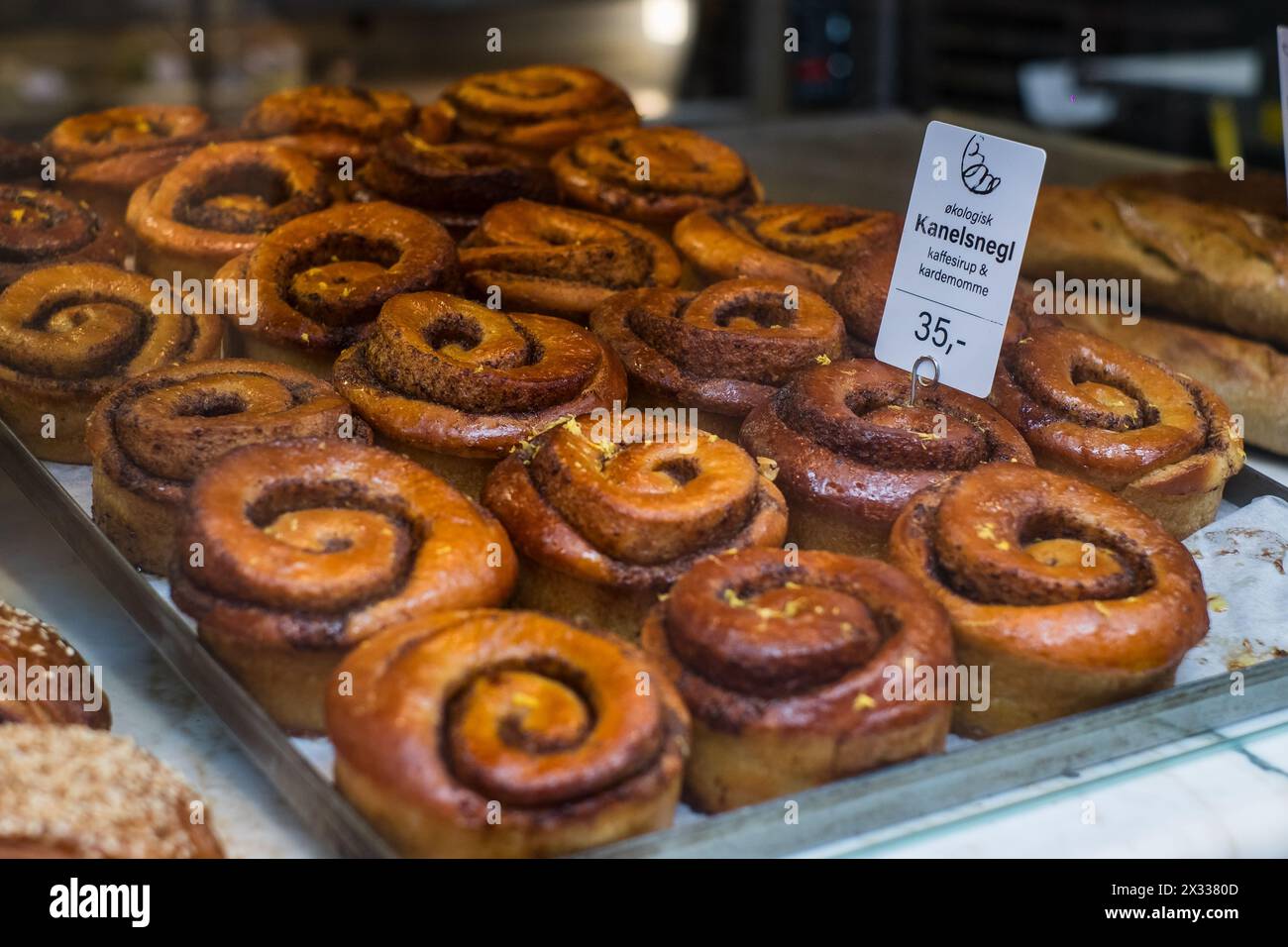 Bakery window display hi-res stock photography and images - Alamy