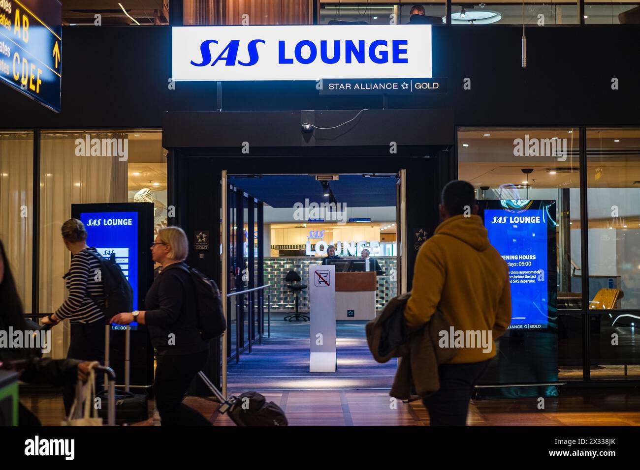 Airport boarding sign hi-res stock photography and images - Alamy