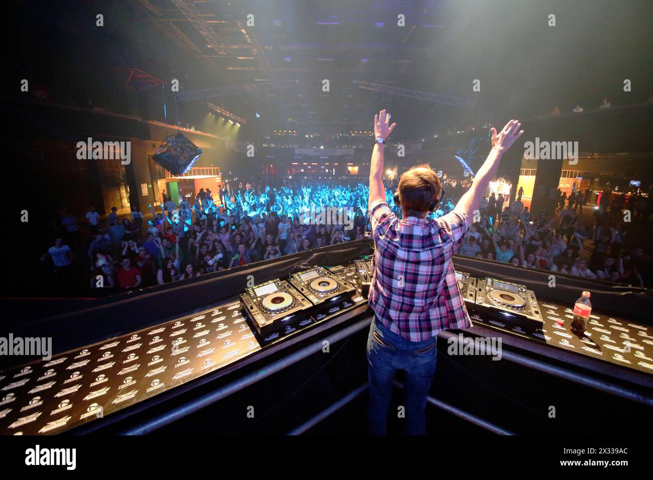 Back view headphones dj in hi-res stock photography and images - Alamy