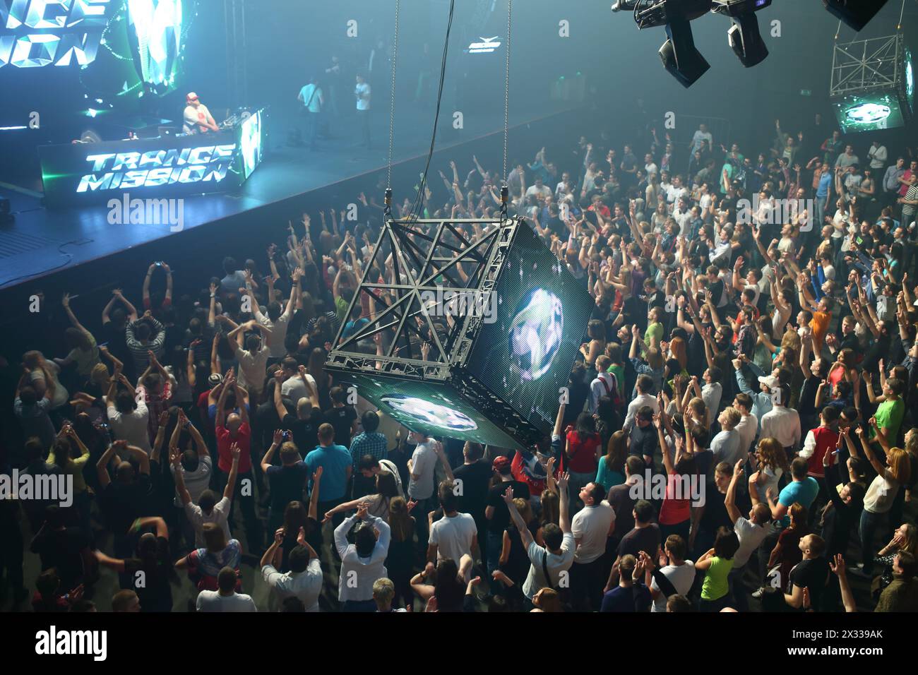 Huge crowd of people hi-res stock photography and images - Alamy