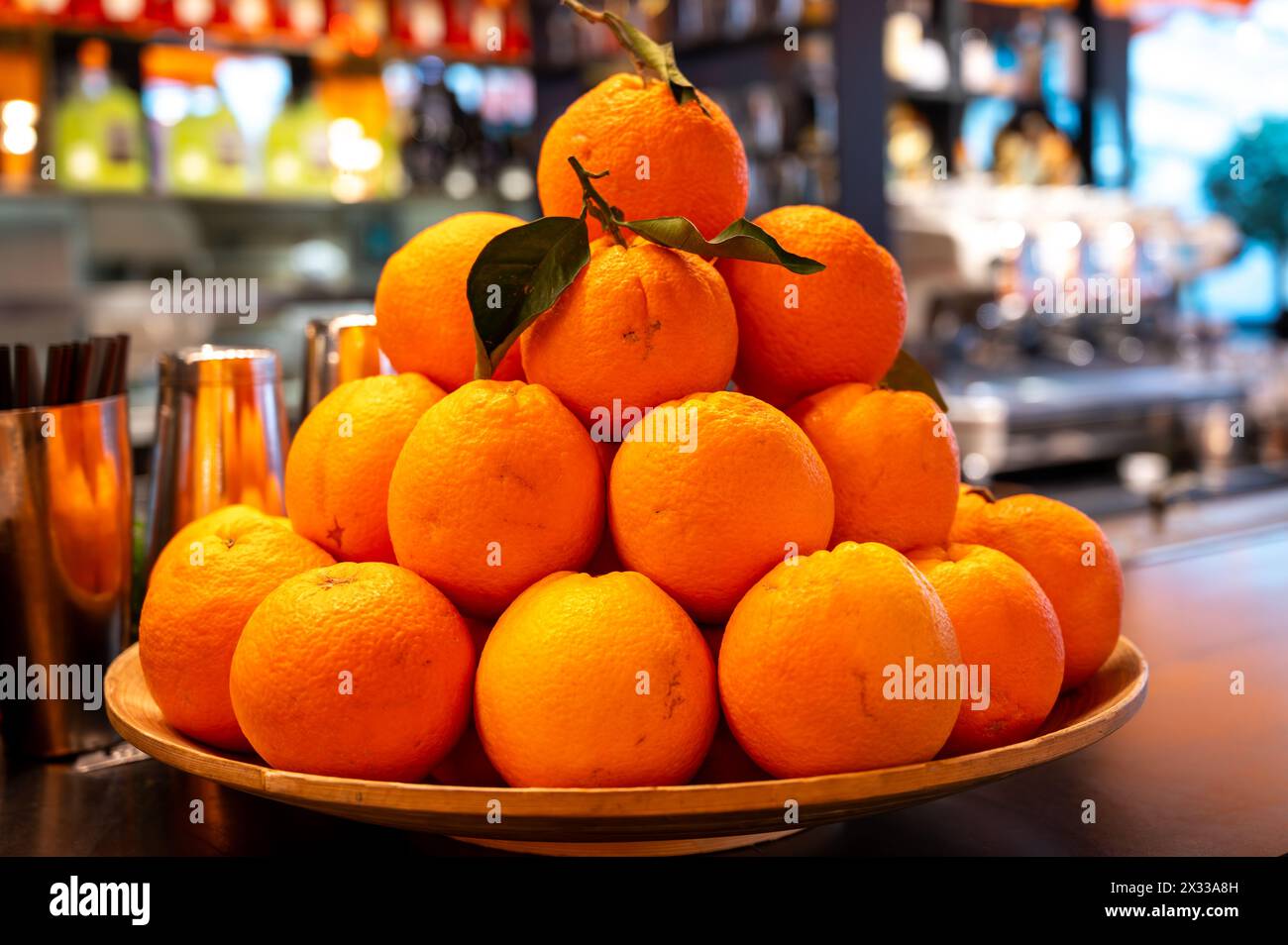 Fresh ripe sicilian oranges citrus fruits on board in cocktails bar in ...
