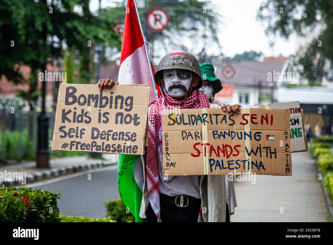 Bandung, West Java, Indonesia. 24th Apr, 2024. Indonesian mime artist ...
