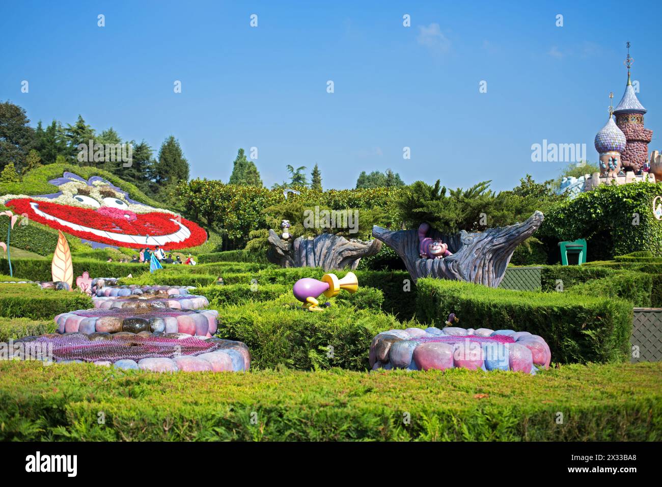 FRANCE, PARIS - 10 SEP, 2014: Labyrinth with Cheshire cat by Alice in ...