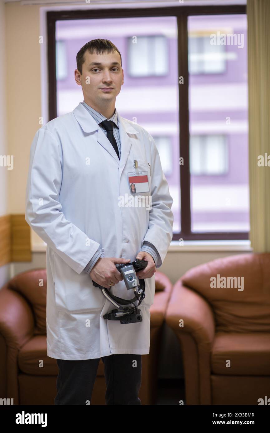 male ophthalmologist portrait in hall of a clinic Stock Photo - Alamy