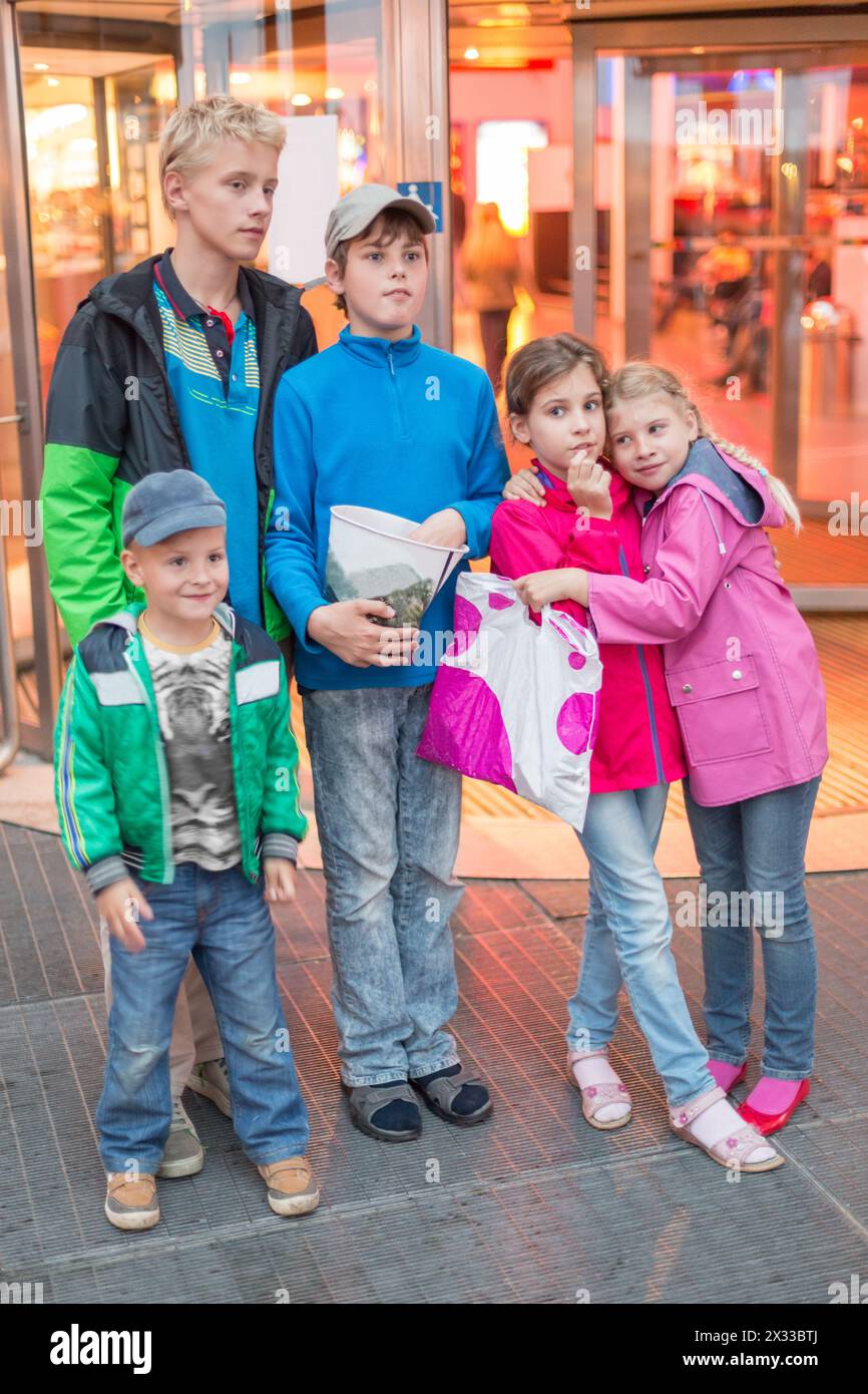 five children stand in front of the mall Stock Photo - Alamy