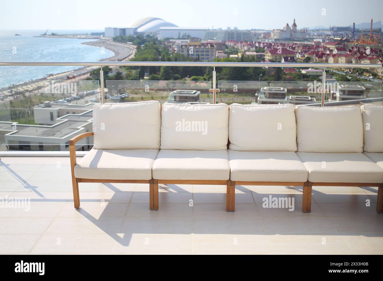 Rooftop seating hi-res stock photography and images - Alamy