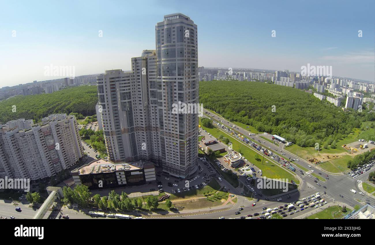 Traffic near tall dwelling building hi-res stock photography and images ...