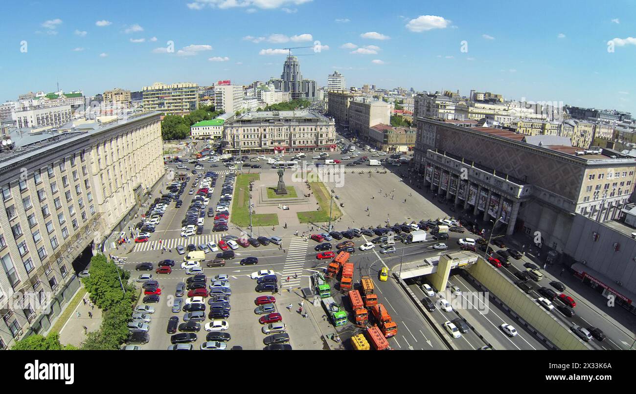 Townscape traffic on triumph square hi-res stock photography and images ...