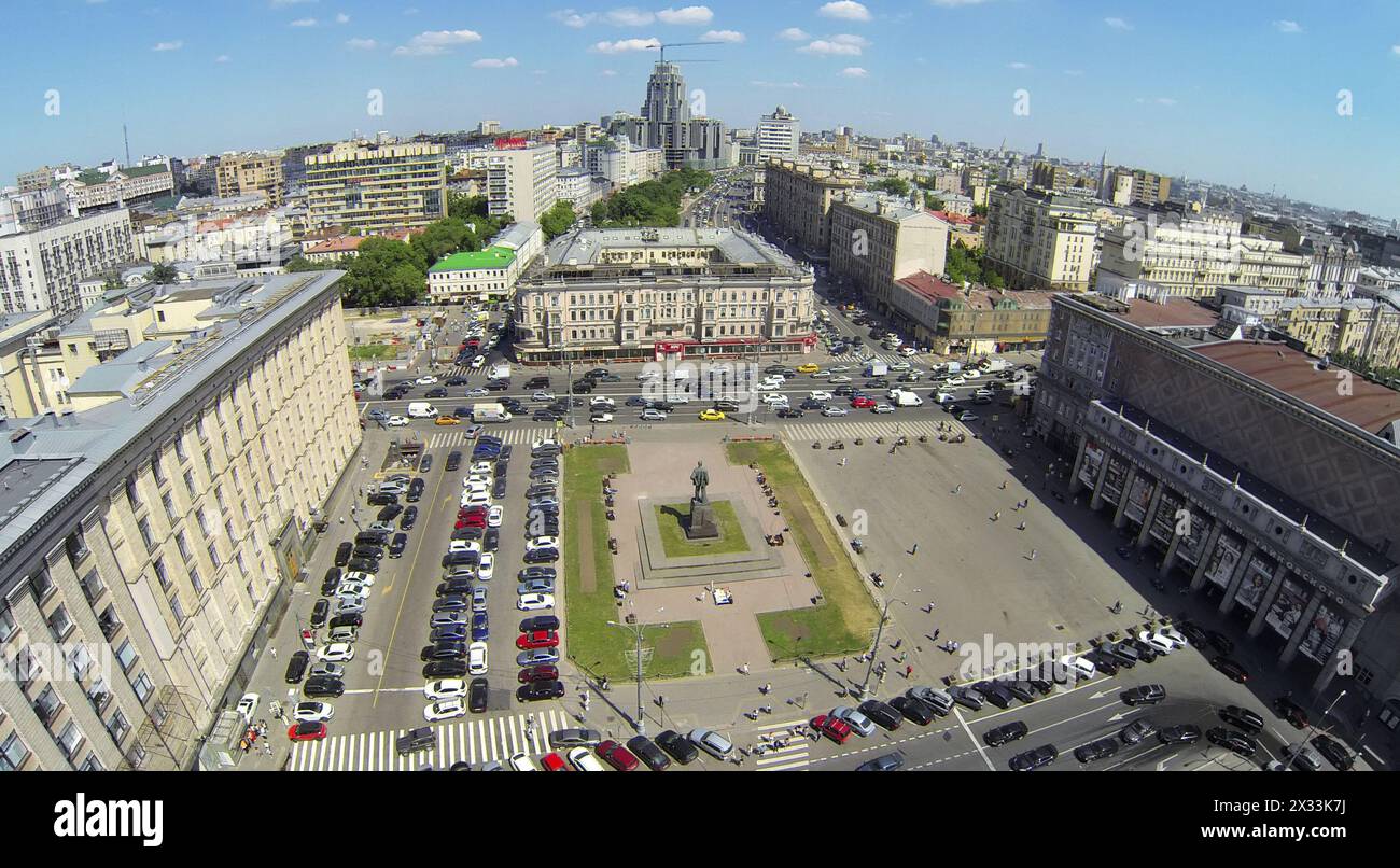 Cityscape traffic on triumph square hi-res stock photography and images ...