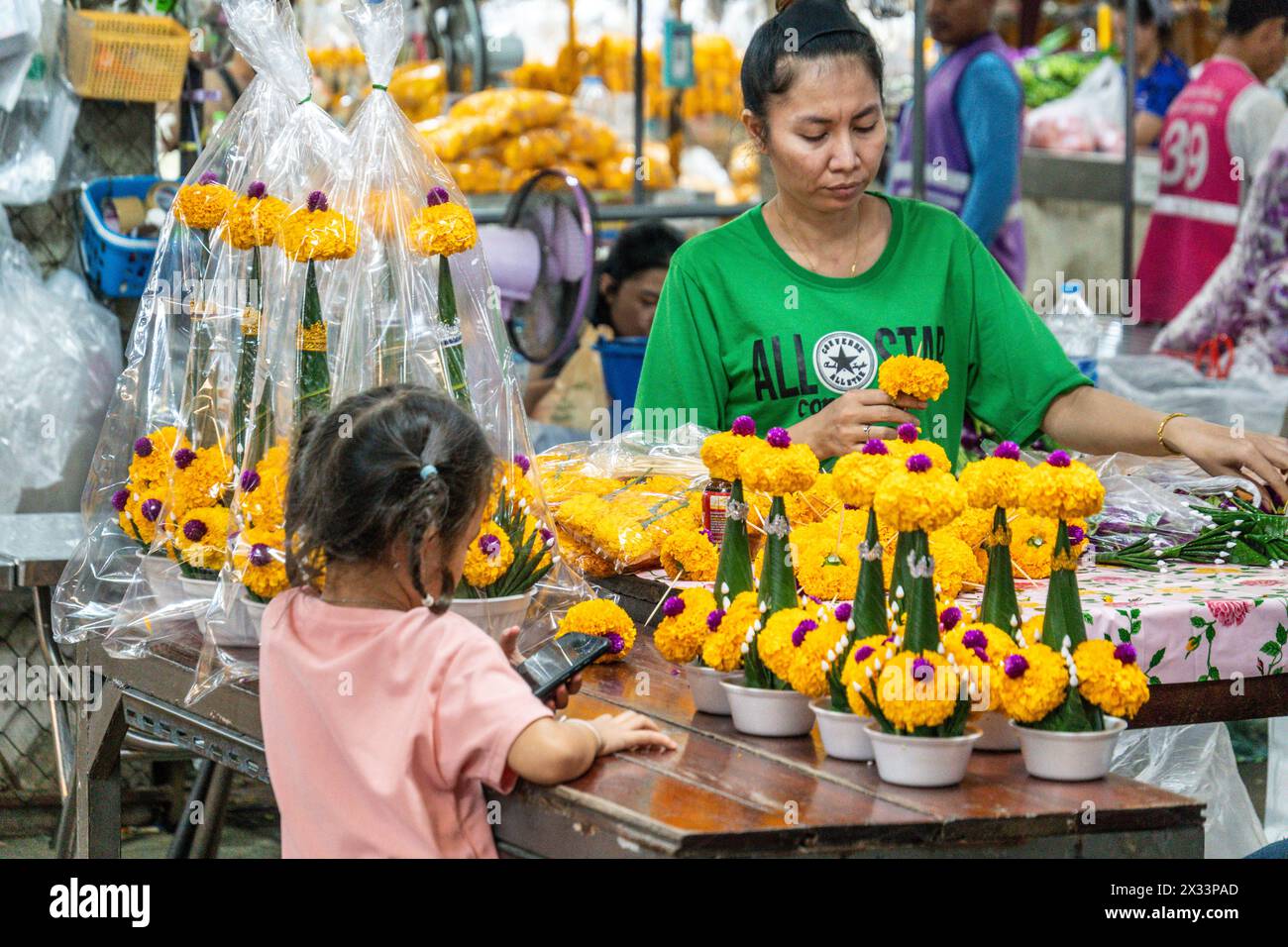 Blumenmarkt Pak Klong Talad , flower market, Bangkok, Thailand Stock ...