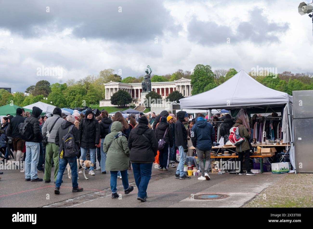 Muenchen, Riesenflohmarkt beim 58. Fruehlingsfest auf der ...