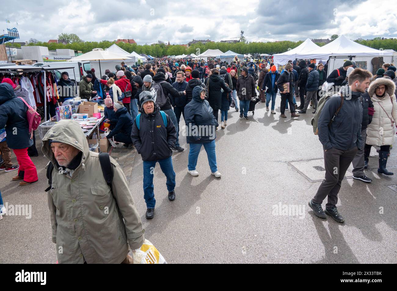 Muenchen, Riesenflohmarkt beim 58. Fruehlingsfest auf der ...