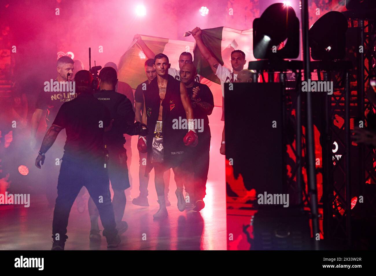 Australian super welterweight title fight hi-res stock photography and ...