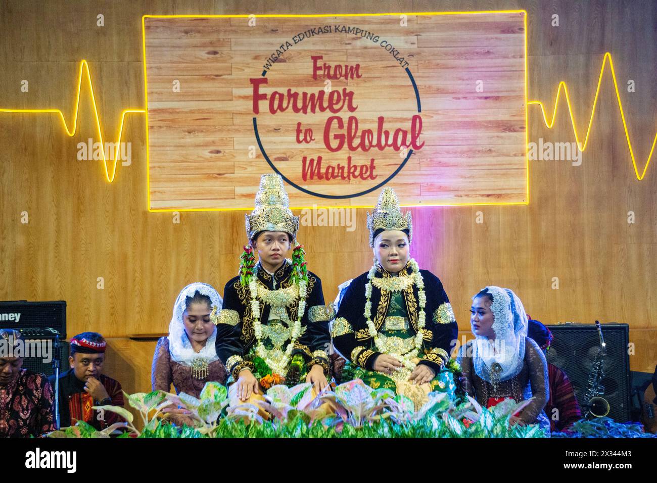 Indonesian with a traditional wedding dress Java Stock Photo - Alamy