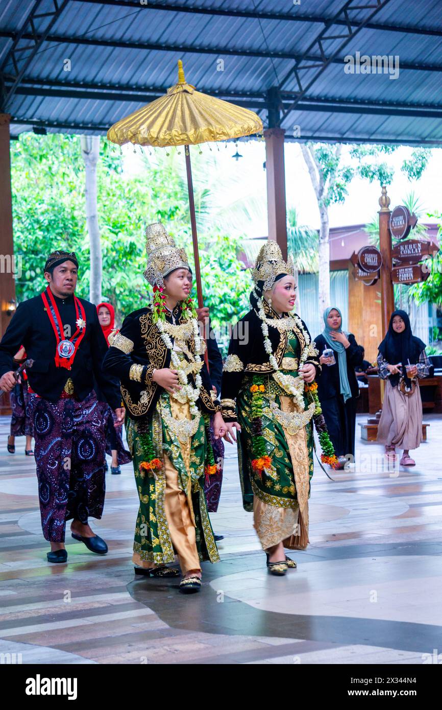 Indonesian with a traditional wedding dress Java Stock Photo - Alamy