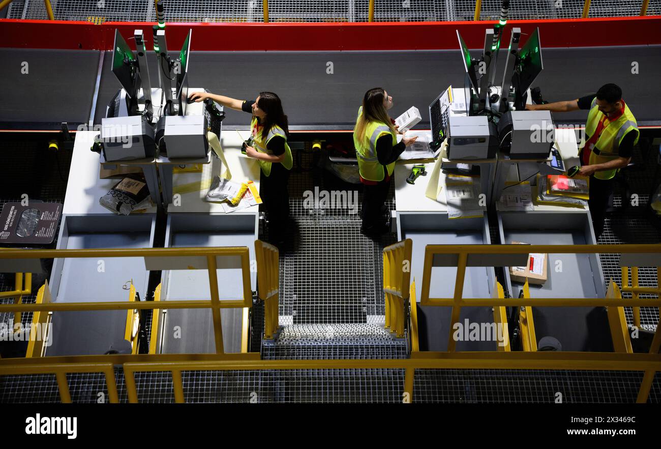 Istanbul, Turkey. 23rd Apr, 2024. Packages and parcels run on conveyor ...