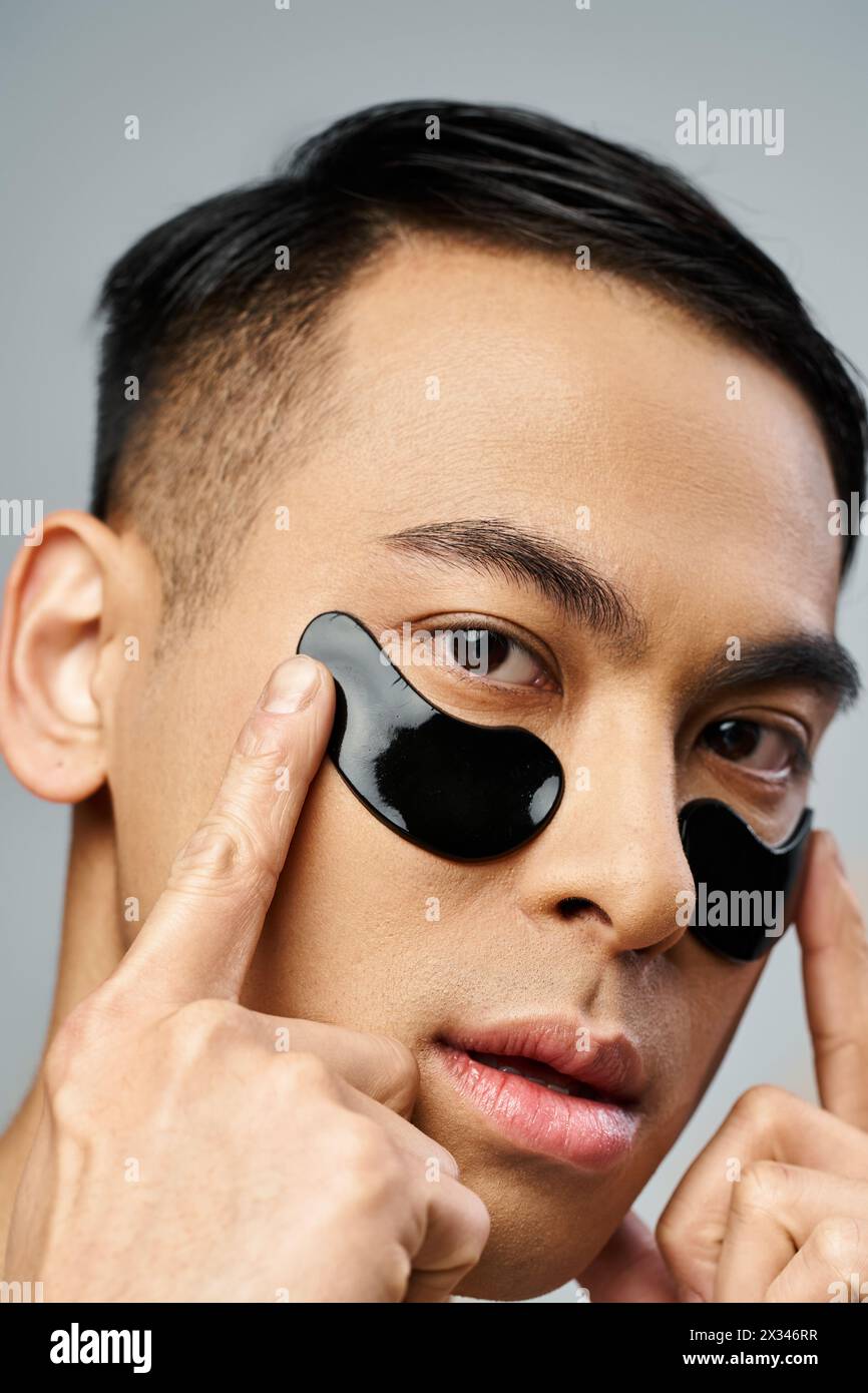 Man with the black eye patch hi-res stock photography and images - Alamy