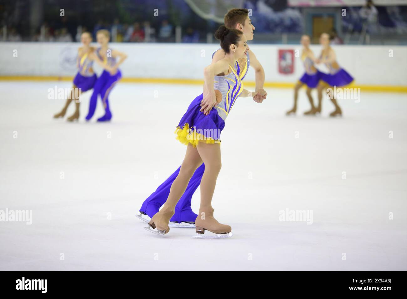 MOSCOW - APR 26, 2015: A pair of figure skaters in blue and yellow ...